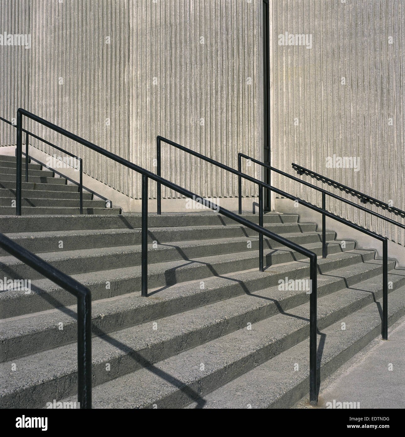 Konkrete Schritte und Eisengitter mit Nut Betonwand Stockfotografie - Alamy