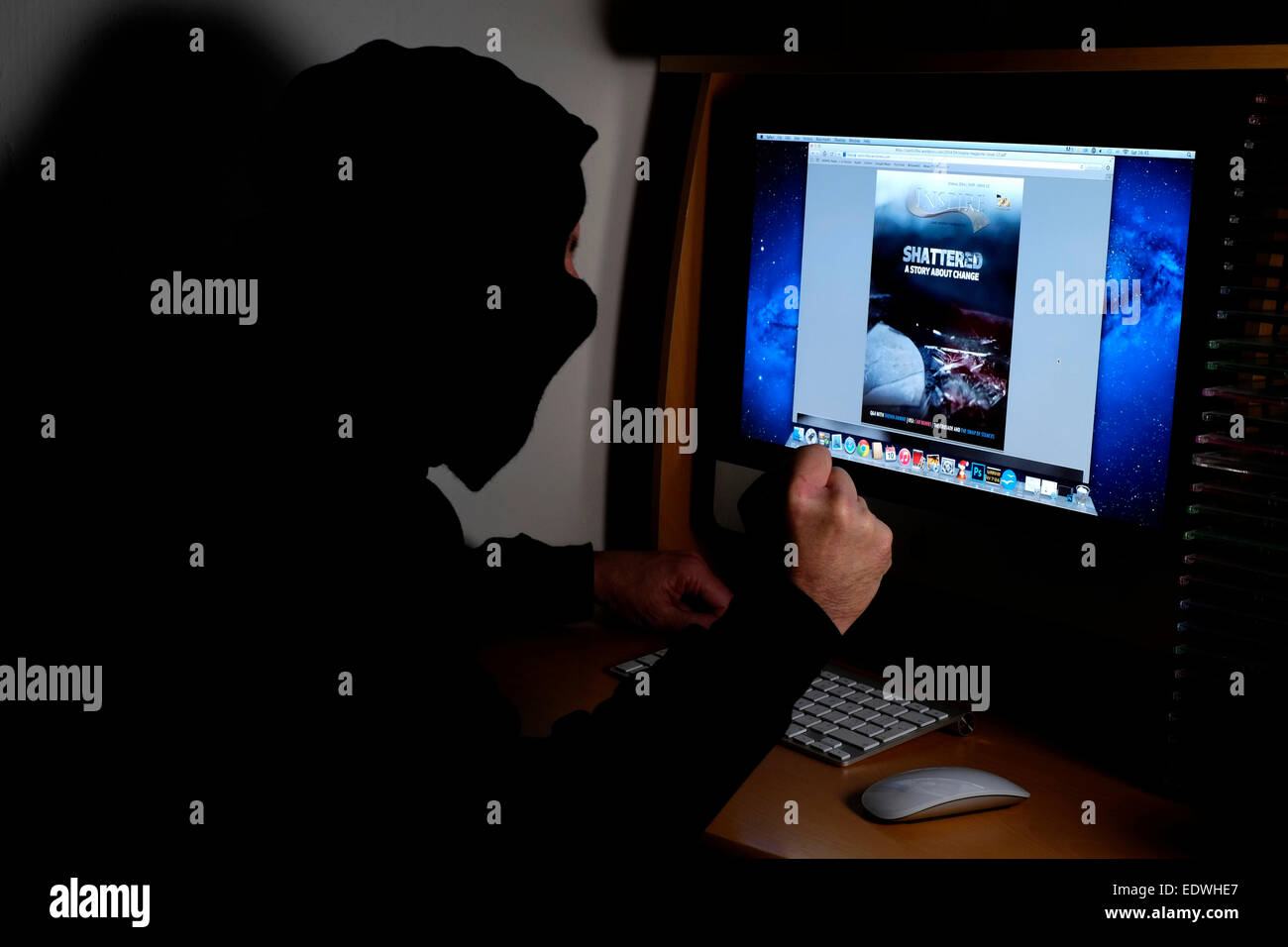 Propaganda isis computer -Fotos und -Bildmaterial in hoher Auflösung ...