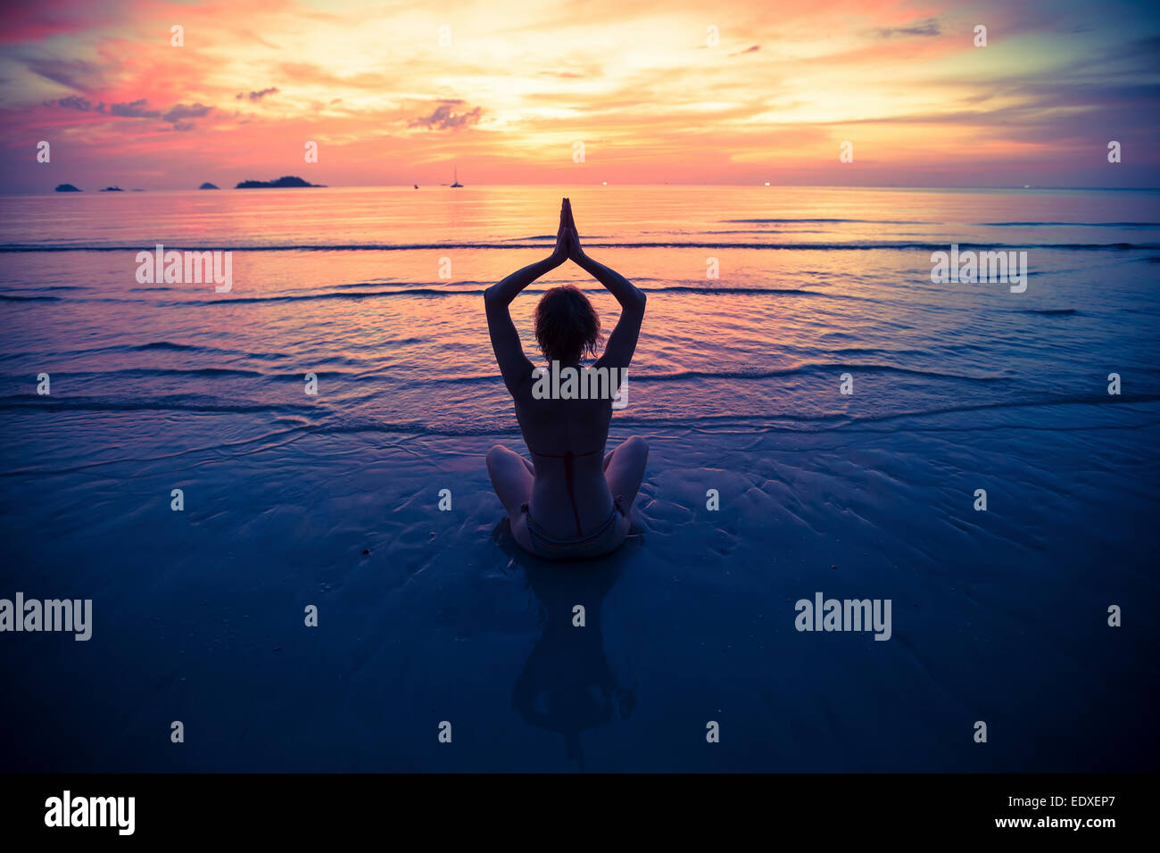 Yogaübungen am strand -Fotos und -Bildmaterial in hoher Auflösung – Alamy