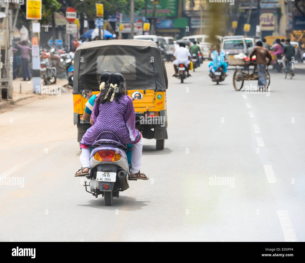 Indian woman on motorbike -Fotos und -Bildmaterial in hoher Auflösung ...