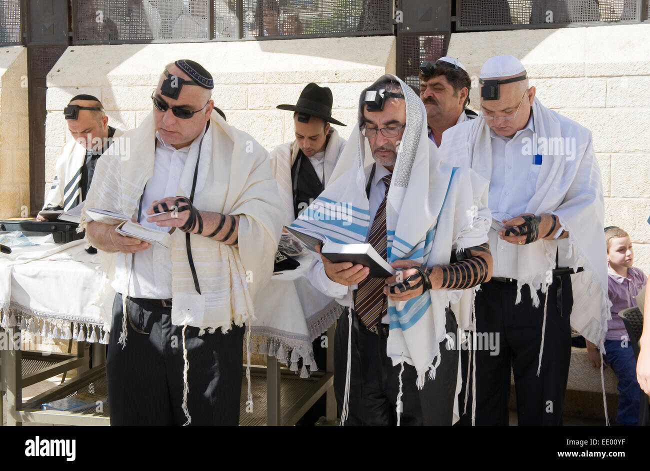 Jude lesen torah -Fotos und -Bildmaterial in hoher Auflösung – Alamy