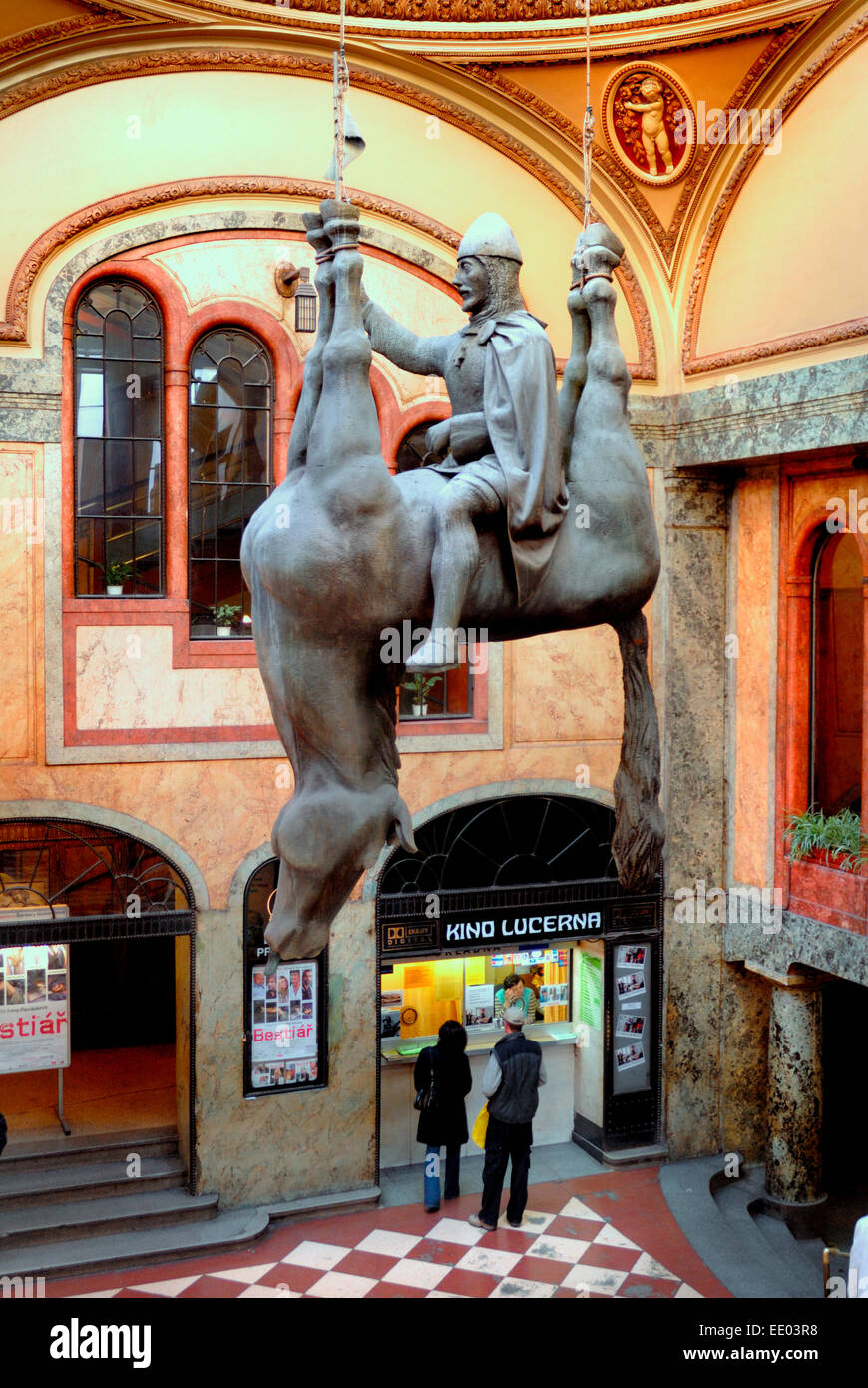Prag, Tschechische Republik. Lucerna Pasaz Arcade mit Kinokasse und ...