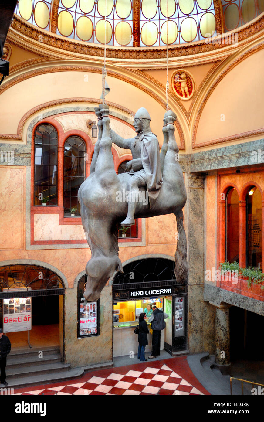 Prag, Tschechische Republik. Lucerna Pasaz Arcade mit Kinokasse und ...