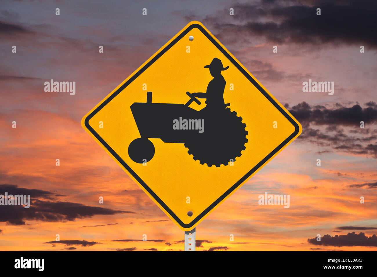 Tractor Caution Sign Stockfotos und -bilder Kaufen - Alamy