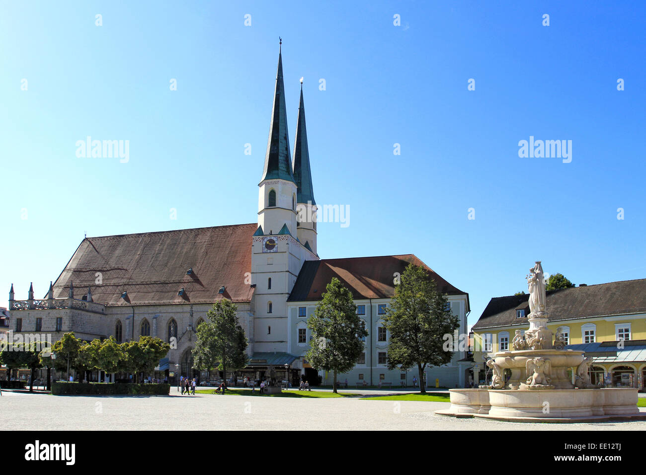 Deutschland, Bayern, Altötting, Kapellplatz, Stiftspfarrkirche St ...