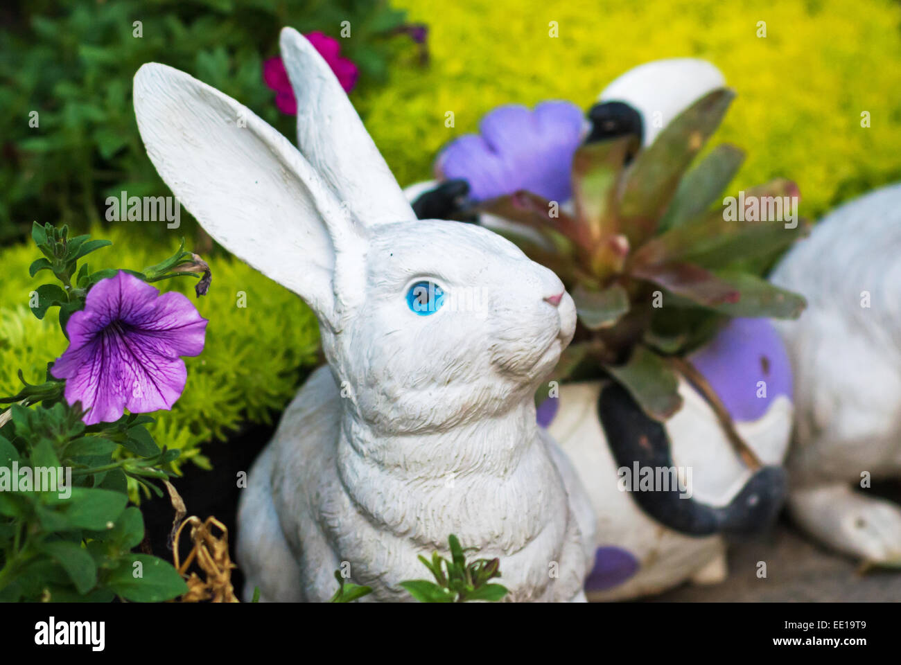 Hase-Statue im Garten statt Stockfotografie - Alamy