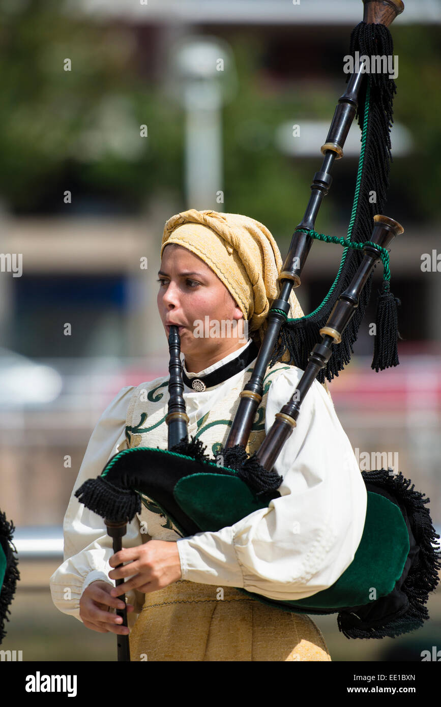 Frau und dudelsack -Fotos und -Bildmaterial in hoher Auflösung – Alamy