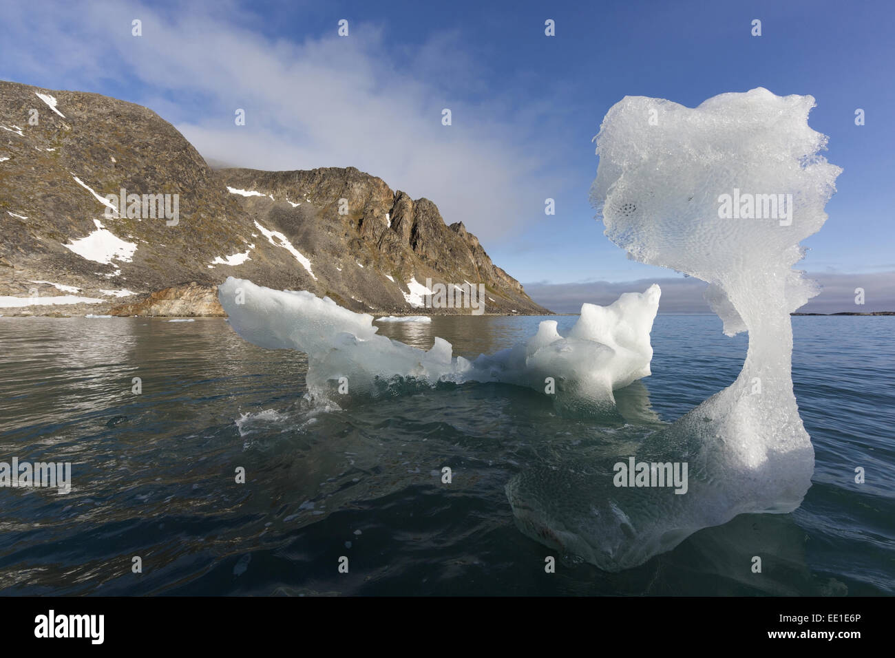 Schmelzende Gletscher Eisberg im Fjord, Raudfjorden, Spitzbergen ...