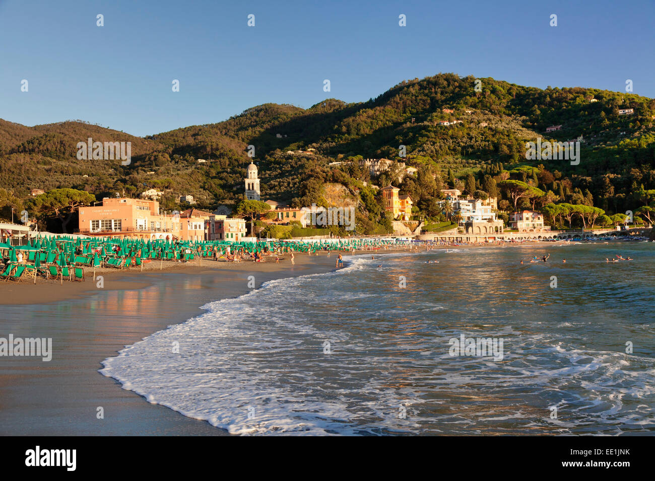Strand von Levanto bei Sonnenuntergang, Riviera de Levanto, Cinque ...