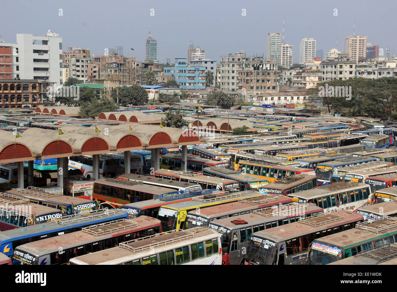 Dhaka, 10. Januar 2015. Mehrere hundert Busse blieb geparkt am ...