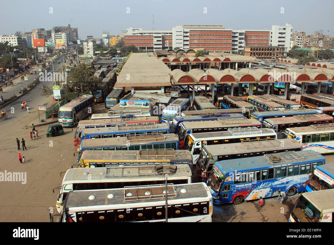 Dhaka, 10. Januar 2015. Mehrere hundert Busse blieb geparkt am ...