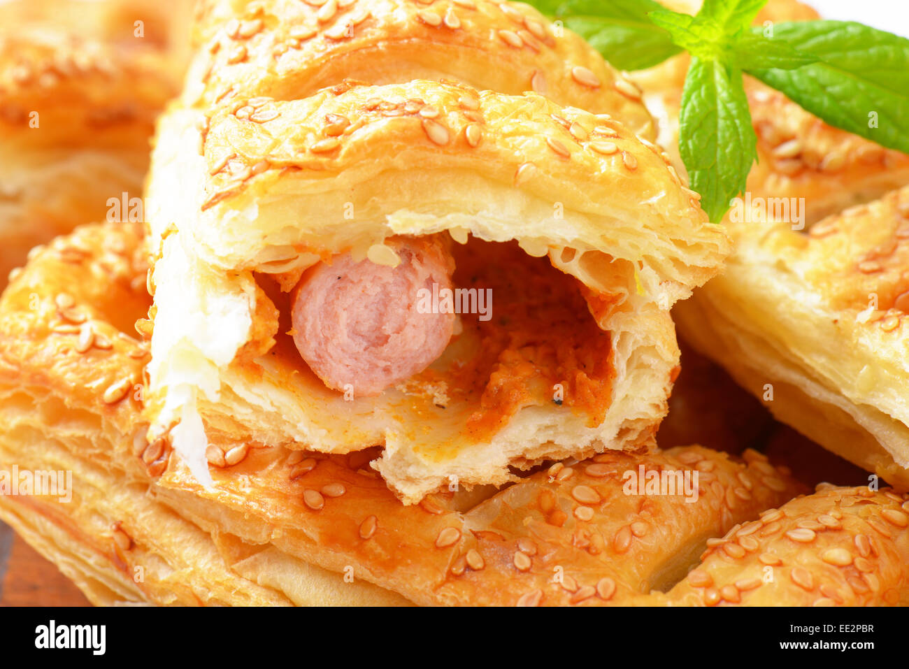 Wurst Brötchen mit Sesam Stockfotografie - Alamy