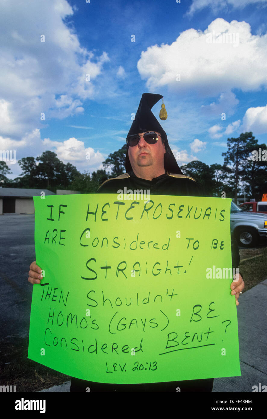 MELBOURNE, USA – März 1: Mitglieder des Ku Klux Klan protestieren ...