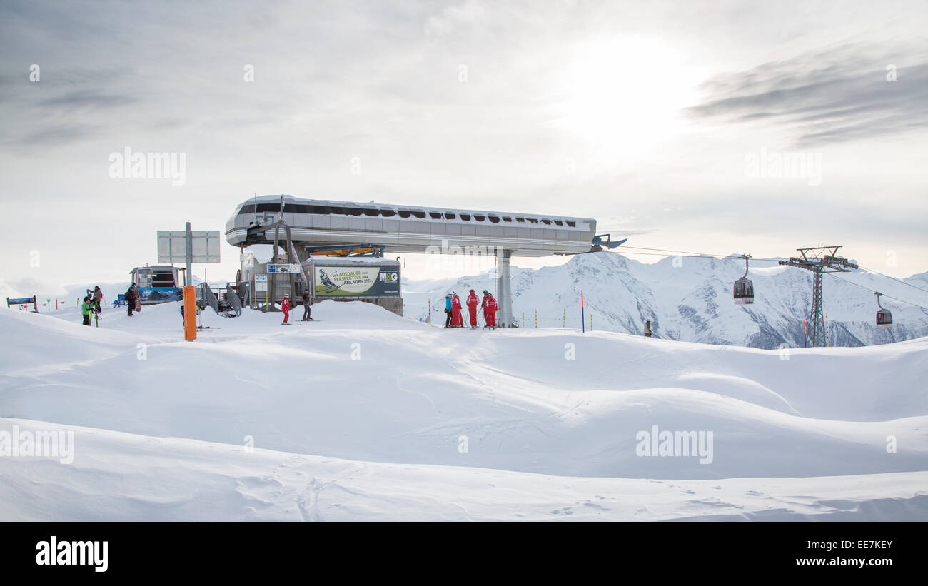 Gondelbahn moosfluh -Fotos und -Bildmaterial in hoher Auflösung – Alamy