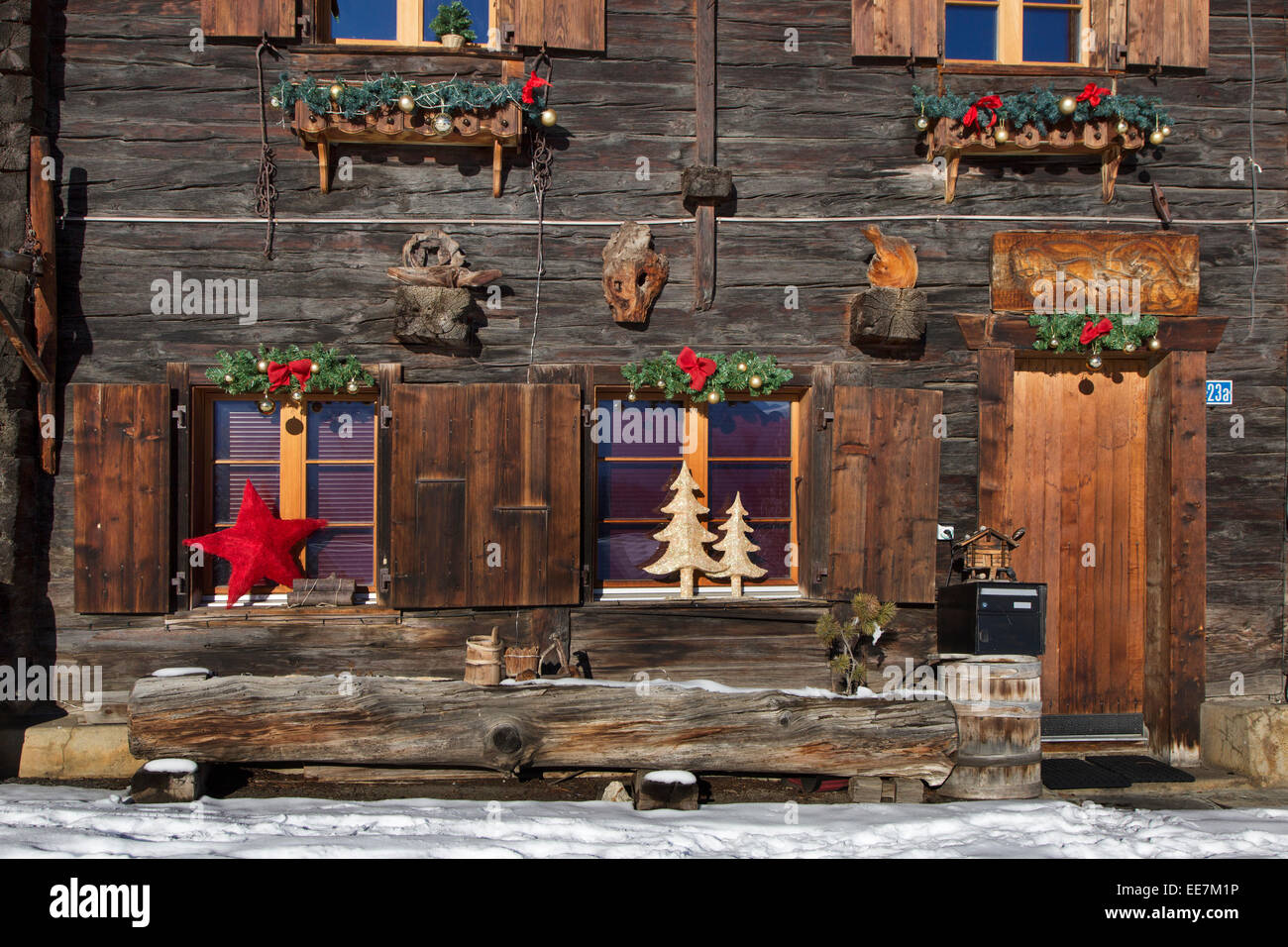 Weihnachtsschmuck Dekoration Schweizer Holz-Chalet in den Alpen im Winter, Wallis / Valais ...