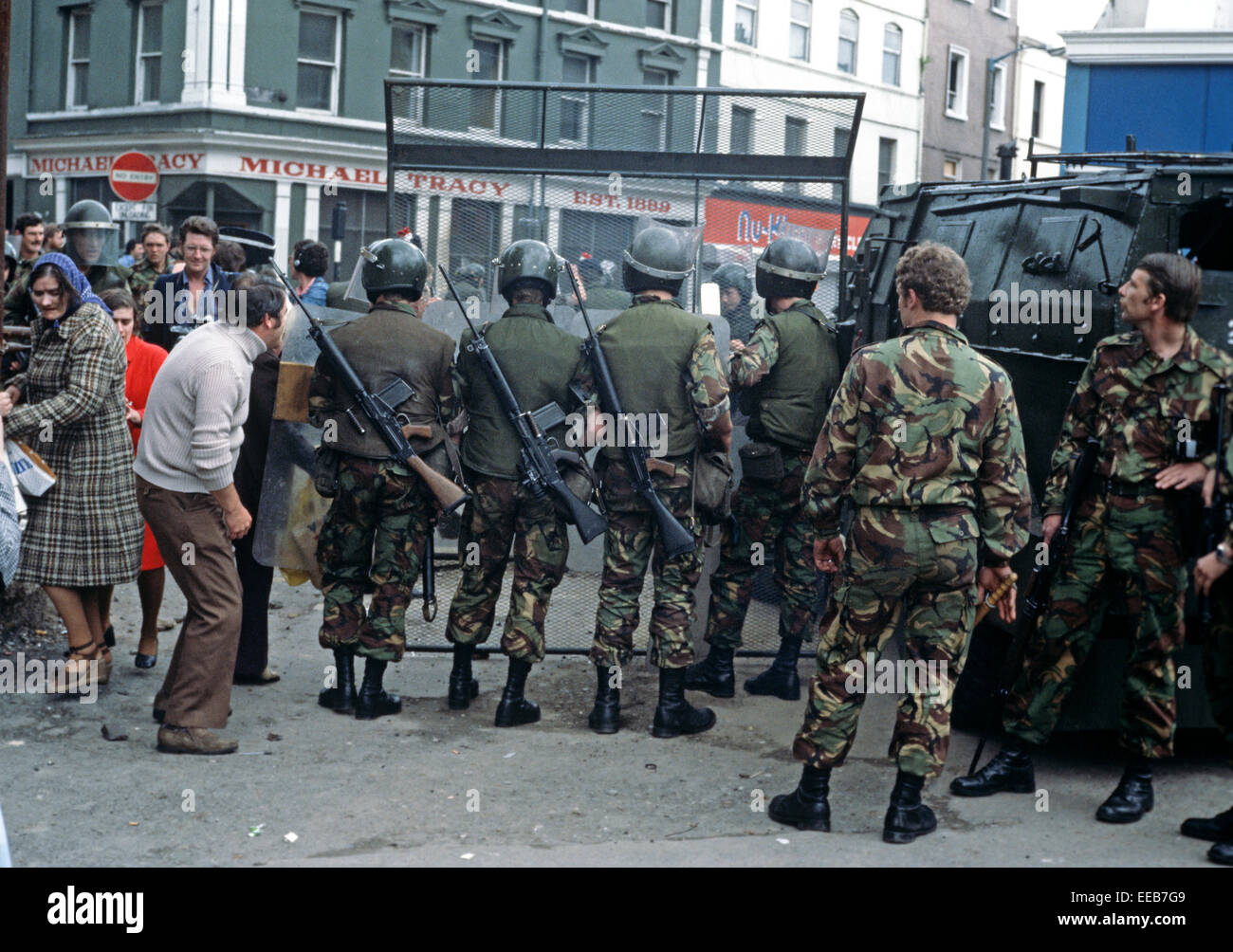 LONDONDERRY, Derry, NORDIRLAND - AUGUST 1975. Britische Armee steuern ...