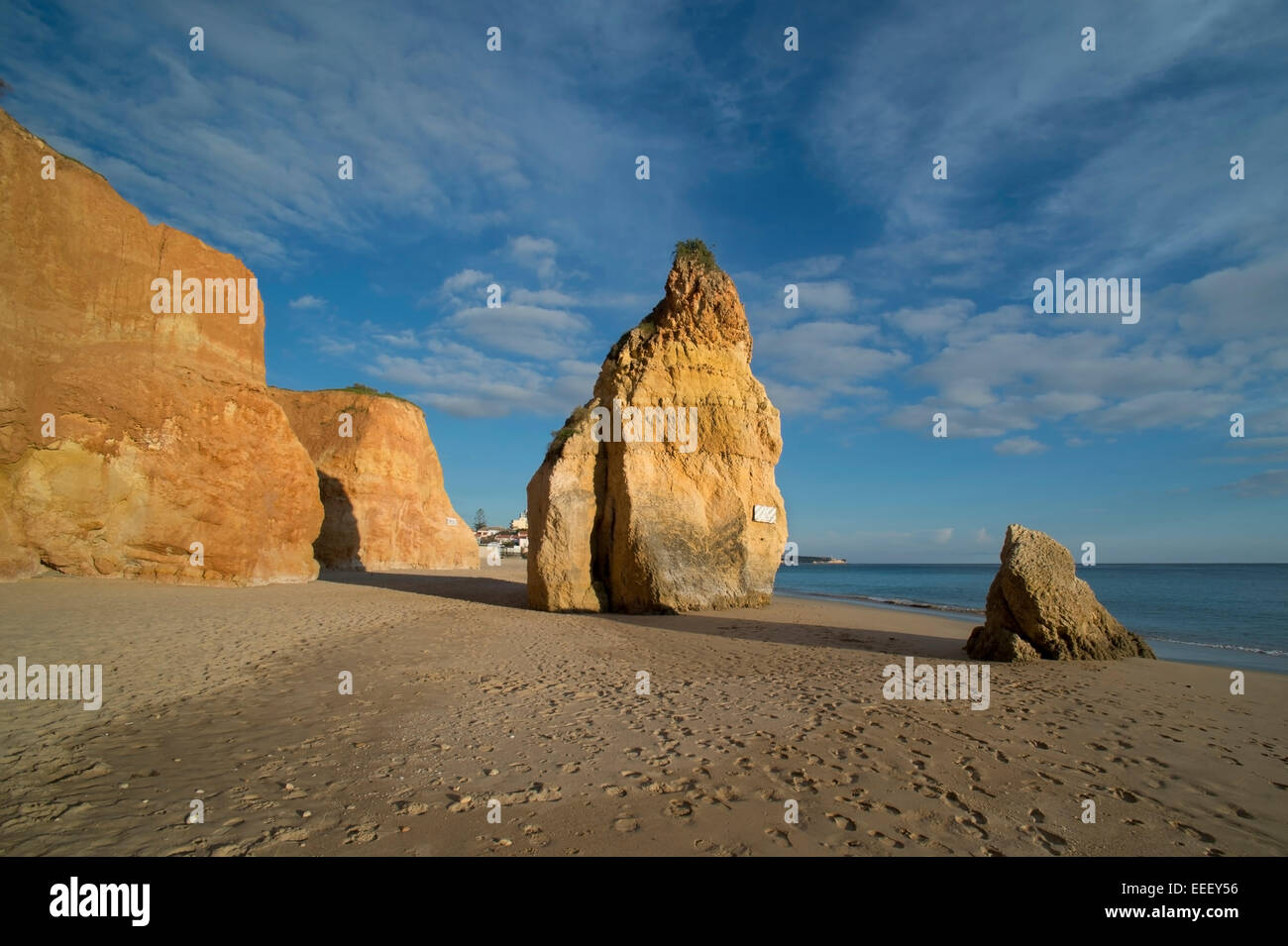 Felsformationen am Strand von Alvor an der westlichen Algarve, Portugal ...