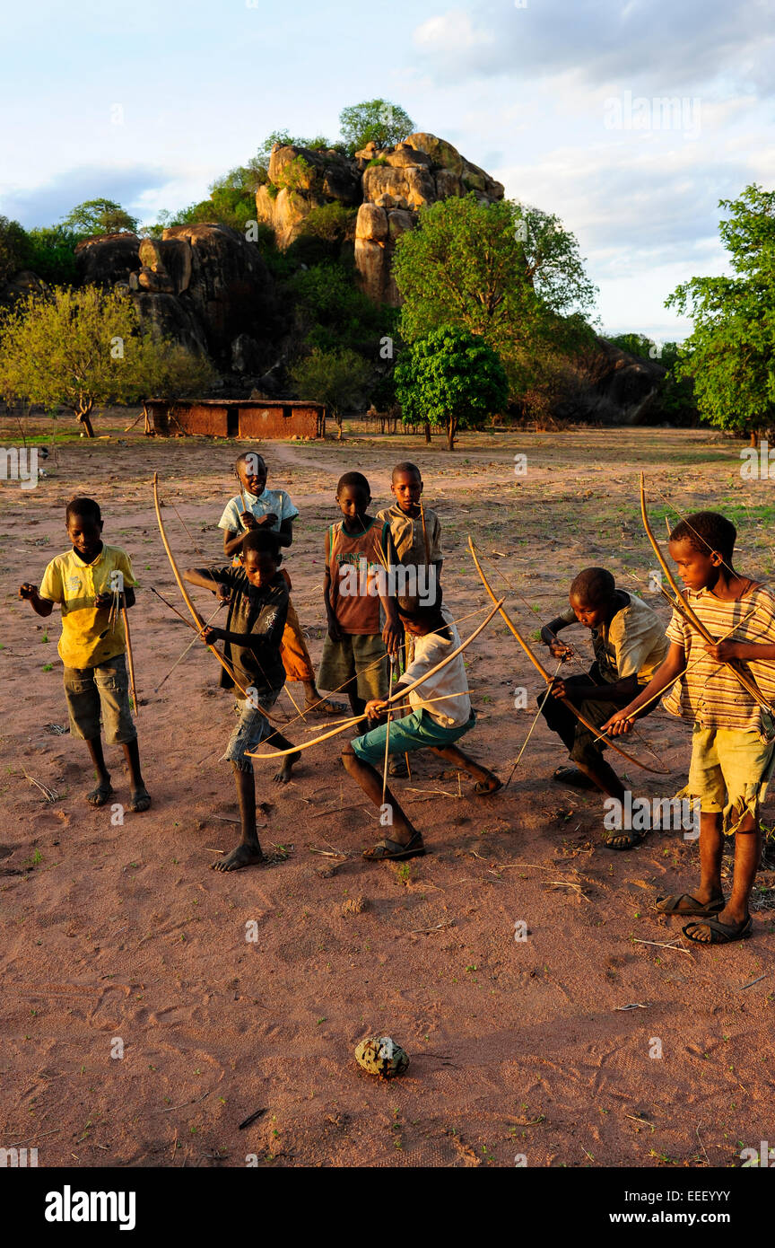Tansania, Kondoa, Kinder der Sandawe ein Jäger Stamm spielen mit Pfeil ...