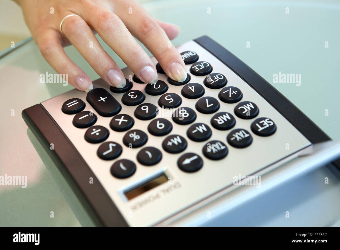 Tastaturrechner berechnen taschenrechner -Fotos und -Bildmaterial in ...