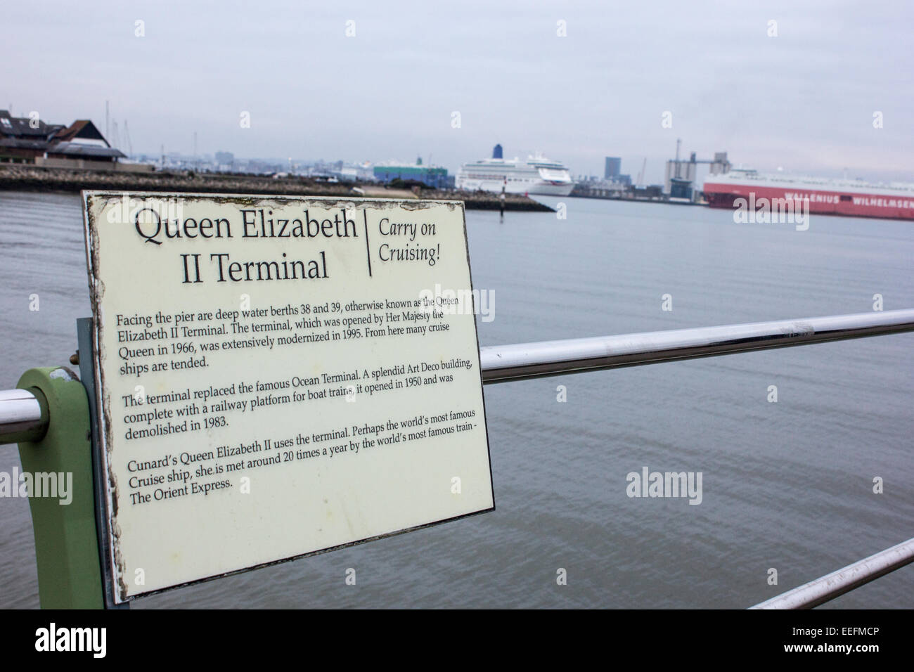 Queen Elizabeth 2 cruise terminal Hinweisschild auf der Seite Hythe ...
