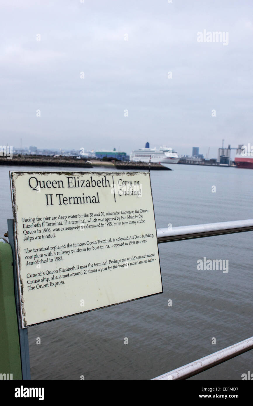 Queen Elizabeth 2 cruise terminal Hinweisschild auf der Seite Hythe ...