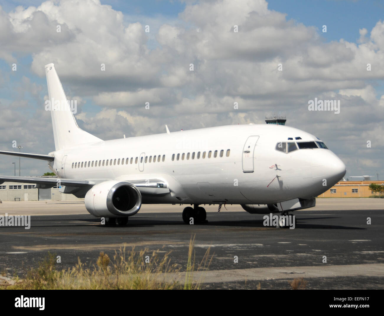 Modernen Passagierjet in unmarkierten Weißlack Boeing 737 Flugzeug ...