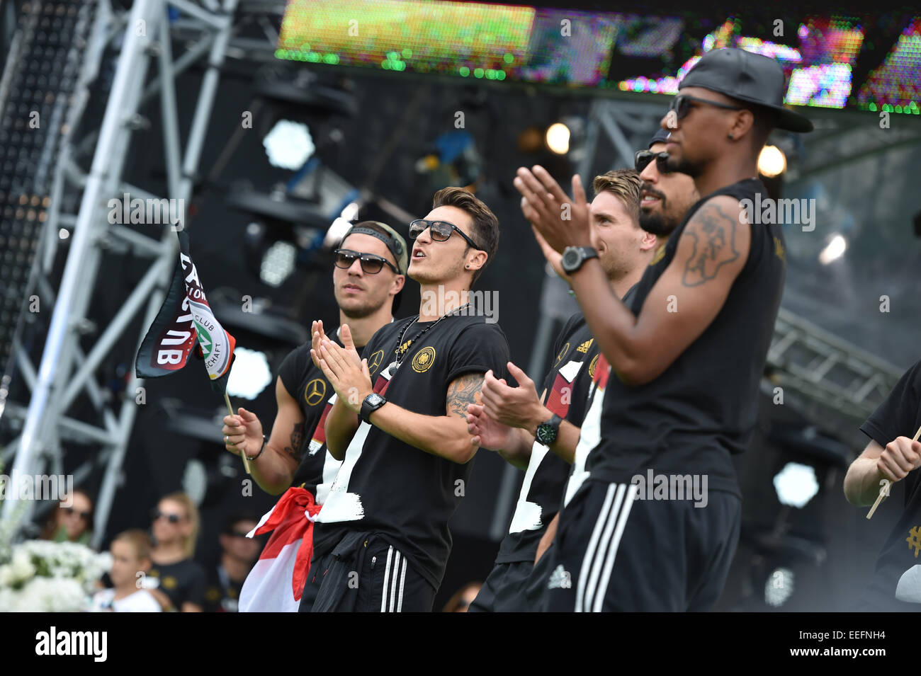 Die Deutschland-Fußball-Nationalmannschaft feiern ihren Sieg am Brandenburger Tor (Brandenburger ...