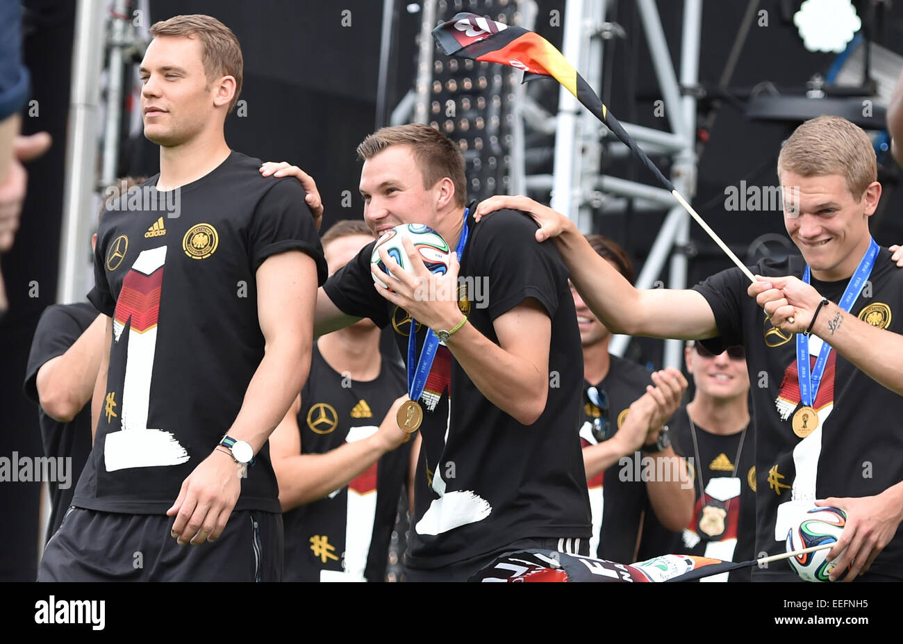 Die Deutschland-Fußball-Nationalmannschaft feiern ihren Sieg am Brandenburger Tor (Brandenburger ...