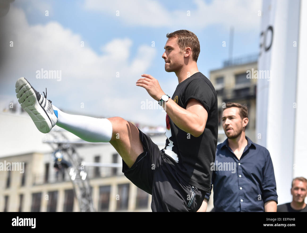 Die Deutschland-Fußball-Nationalmannschaft feiern ihren Sieg am Brandenburger Tor (Brandenburger ...