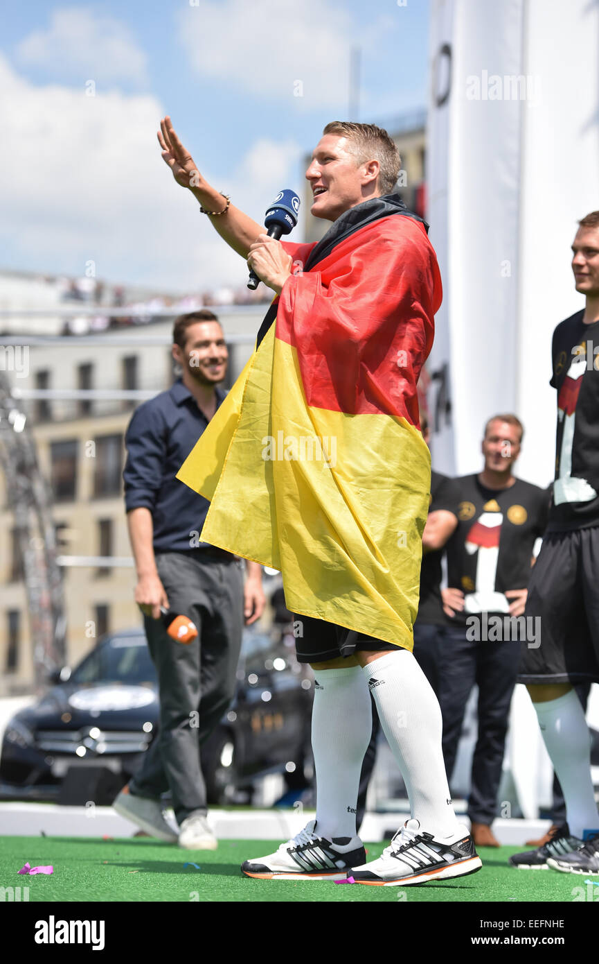 Die Deutschland-Fußball-Nationalmannschaft feiern ihren Sieg am Brandenburger Tor (Brandenburger ...