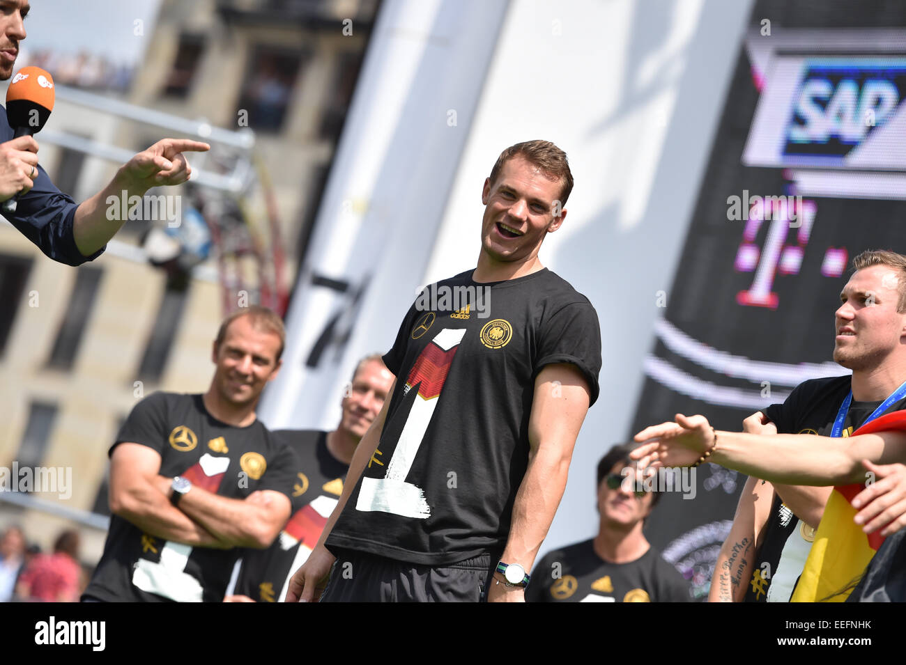 Die Deutschland-Fußball-Nationalmannschaft feiern ihren Sieg am Brandenburger Tor (Brandenburger ...