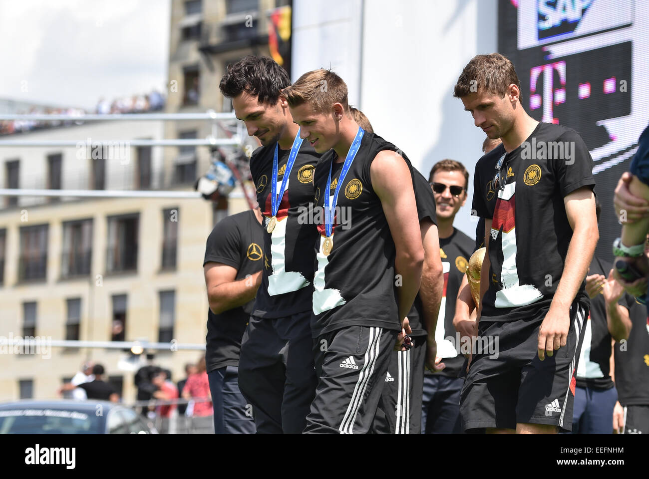 Die Deutschland-Fußball-Nationalmannschaft feiern ihren Sieg am Brandenburger Tor (Brandenburger ...