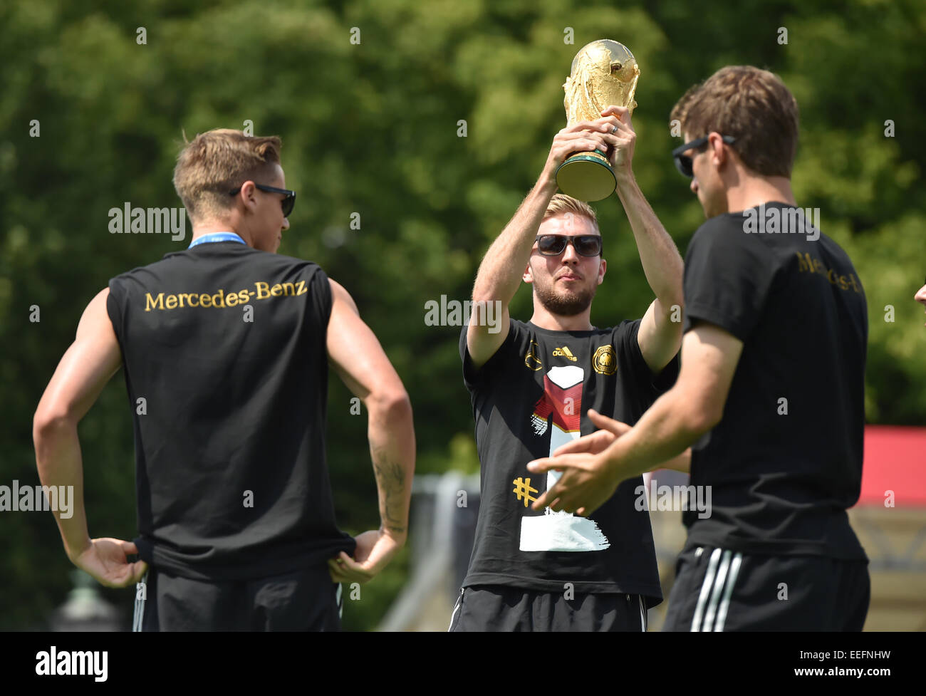 Die Deutschland-Fußball-Nationalmannschaft feiern ihren Sieg am Brandenburger Tor (Brandenburger ...