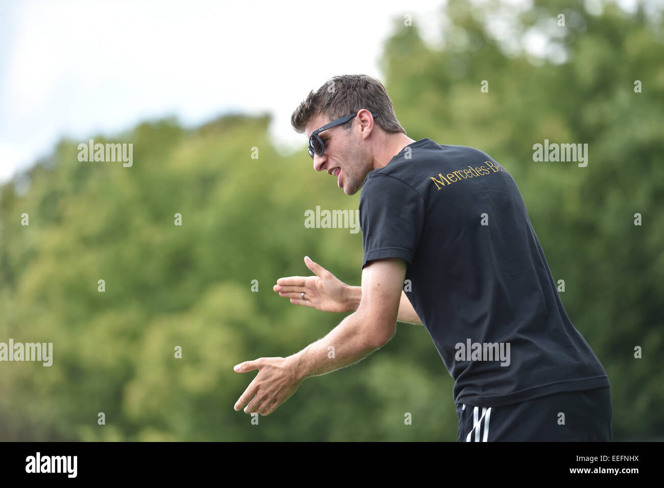 Die Deutschland-Fußball-Nationalmannschaft feiern ihren Sieg am Brandenburger Tor (Brandenburger ...