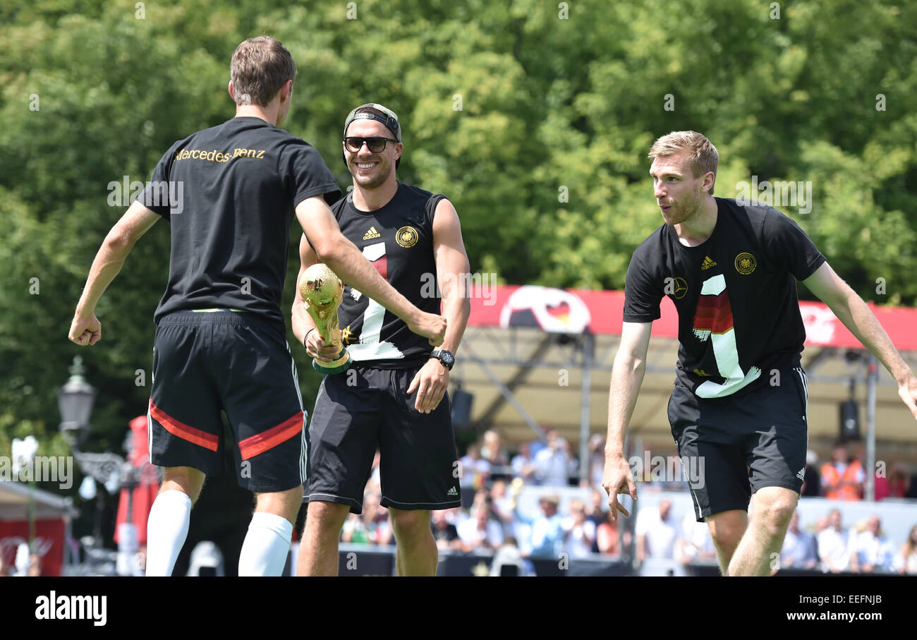 Die Deutschland-Fußball-Nationalmannschaft feiern ihren Sieg am Brandenburger Tor (Brandenburger ...