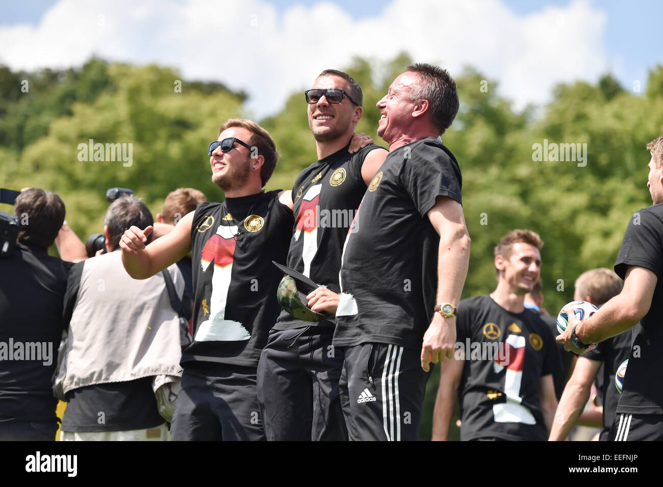 Die Deutschland-Fußball-Nationalmannschaft feiern ihren Sieg am Brandenburger Tor (Brandenburger ...