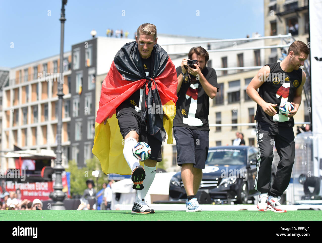 Die Deutschland-Fußball-Nationalmannschaft feiern ihren Sieg am Brandenburger Tor (Brandenburger ...