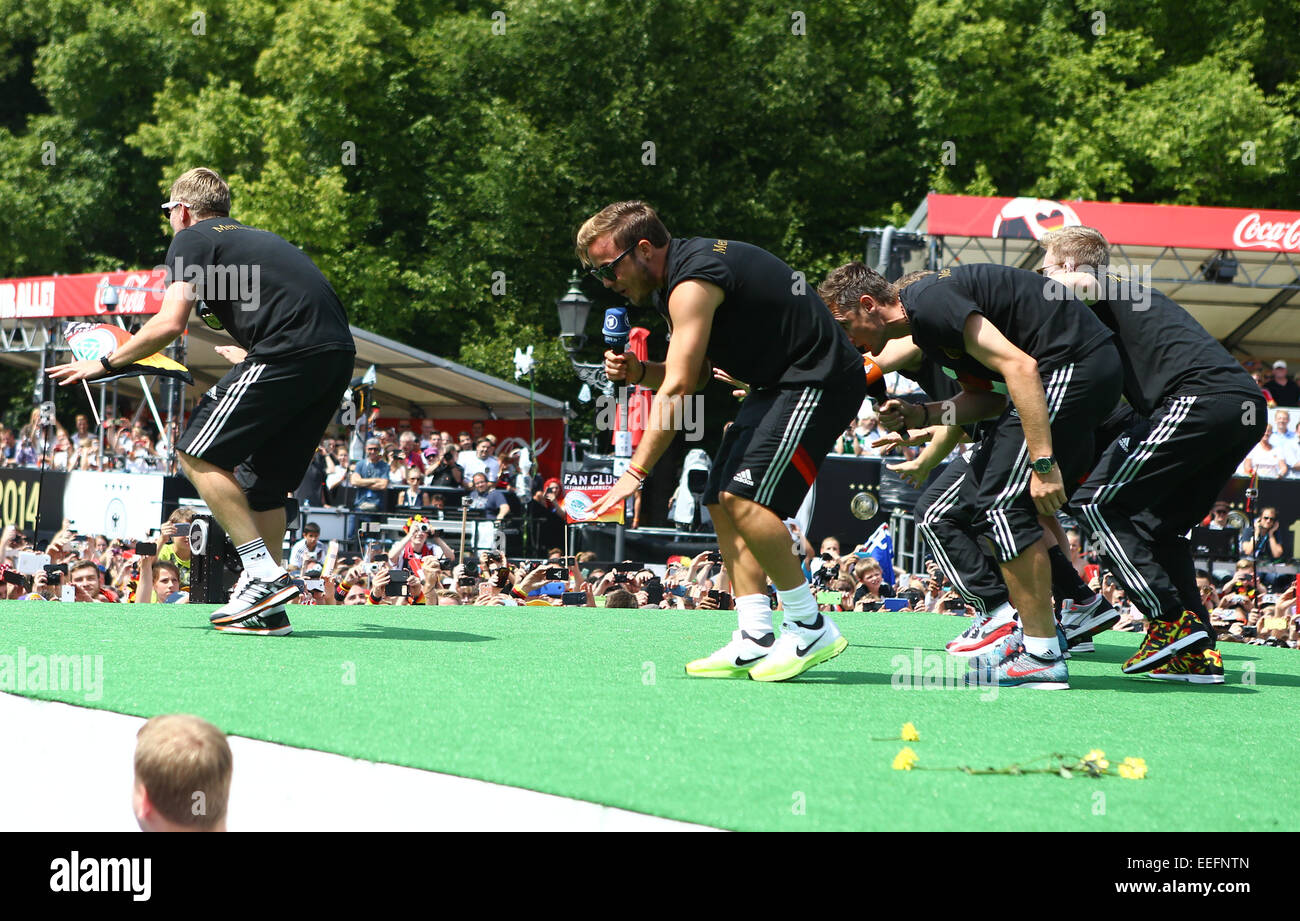 Die Deutschland-Fußball-Nationalmannschaft feiern ihren Sieg am Brandenburger Tor (Brandenburger ...