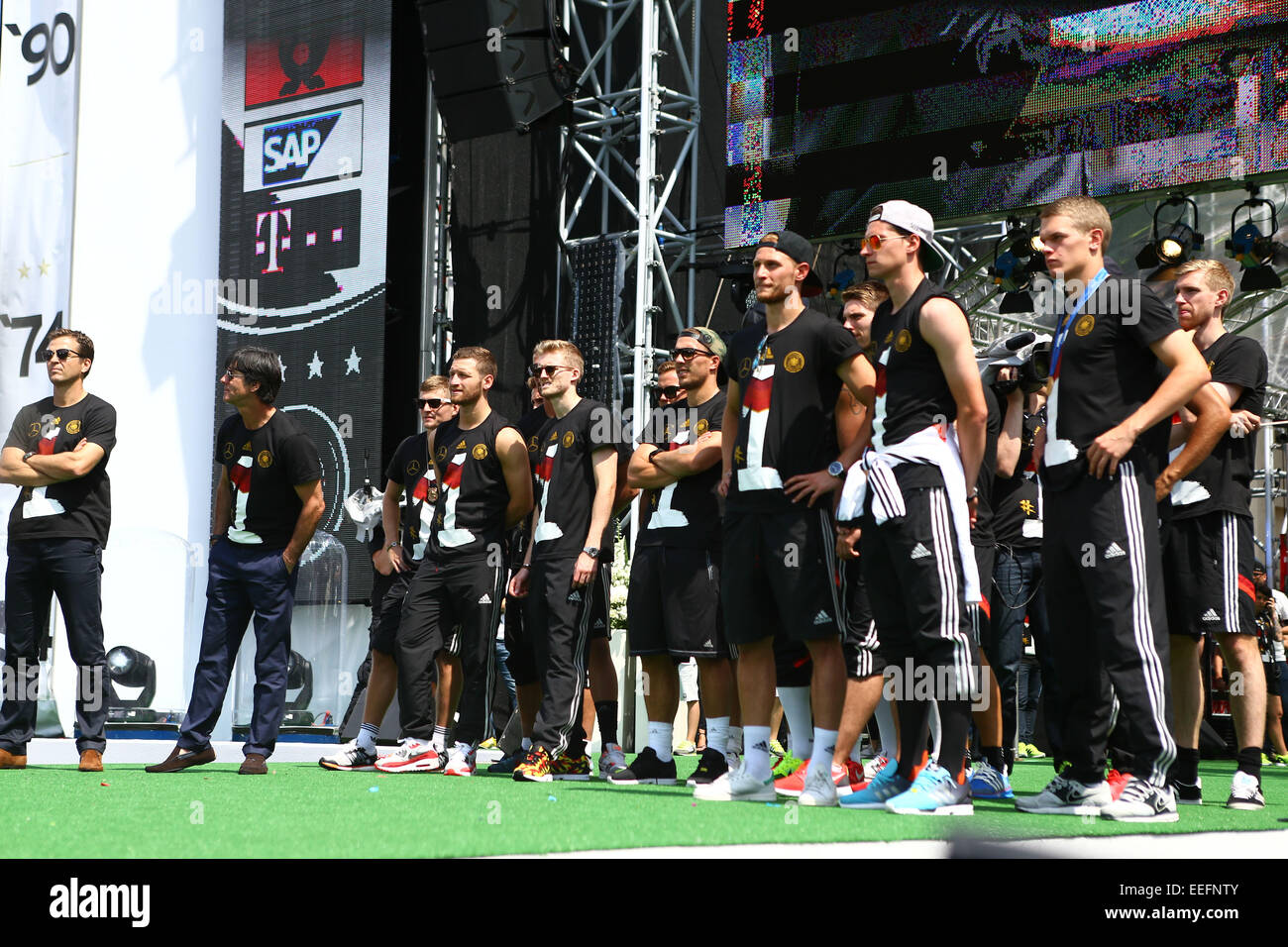 Die Deutschland-Fußball-Nationalmannschaft feiern ihren Sieg am Brandenburger Tor (Brandenburger ...