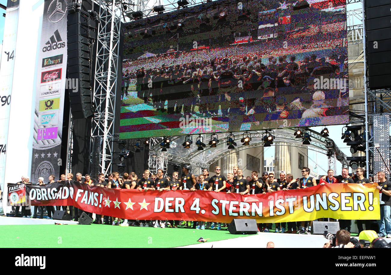 Die Deutschland-Fußball-Nationalmannschaft feiern ihren Sieg am Brandenburger Tor (Brandenburger ...