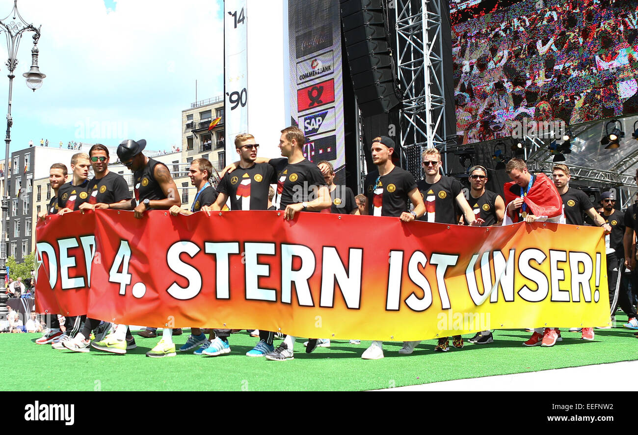 Die Deutschland-Fußball-Nationalmannschaft feiern ihren Sieg am Brandenburger Tor (Brandenburger ...