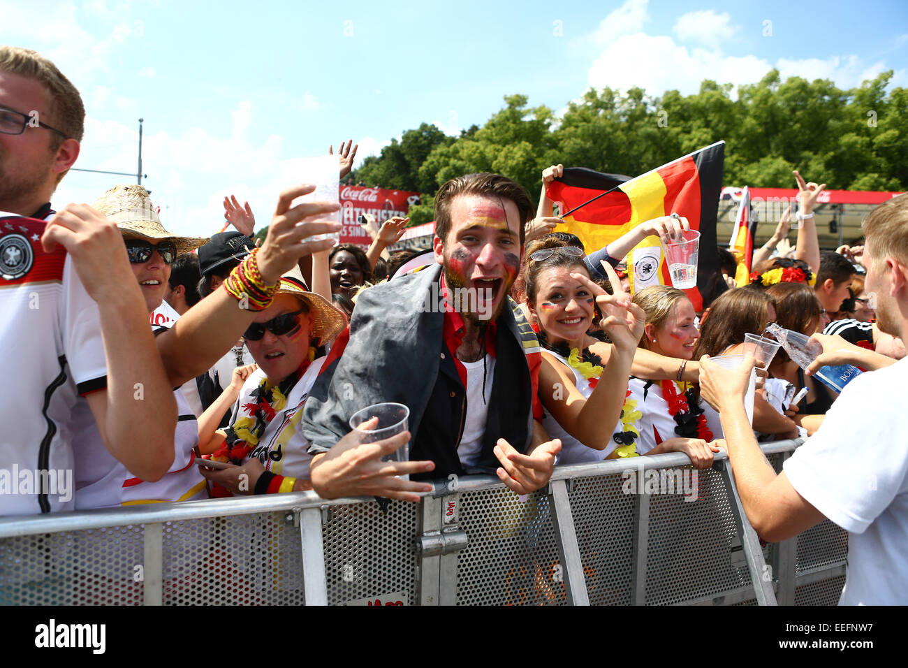 Die Deutschland-Fußball-Nationalmannschaft feiern ihren Sieg am Brandenburger Tor (Brandenburger ...