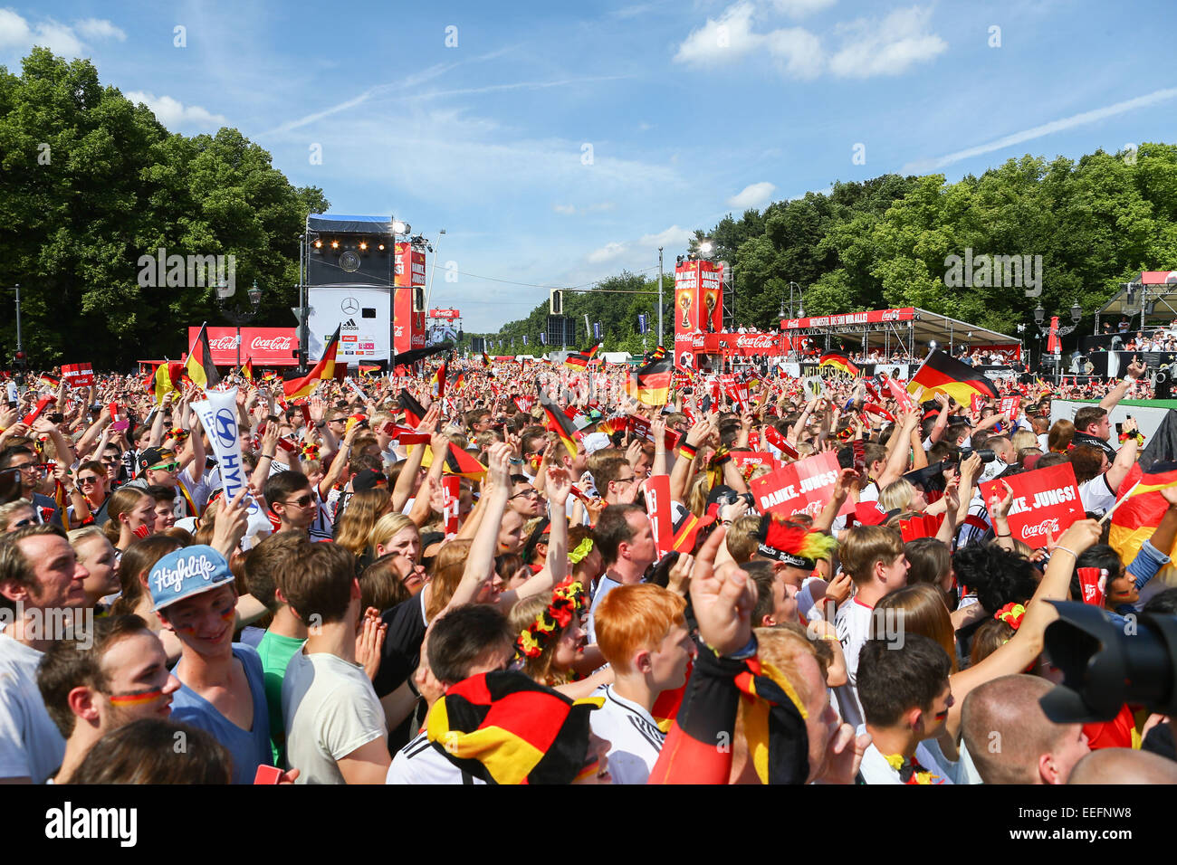 Die Deutschland-Fußball-Nationalmannschaft feiern ihren Sieg am Brandenburger Tor (Brandenburger ...