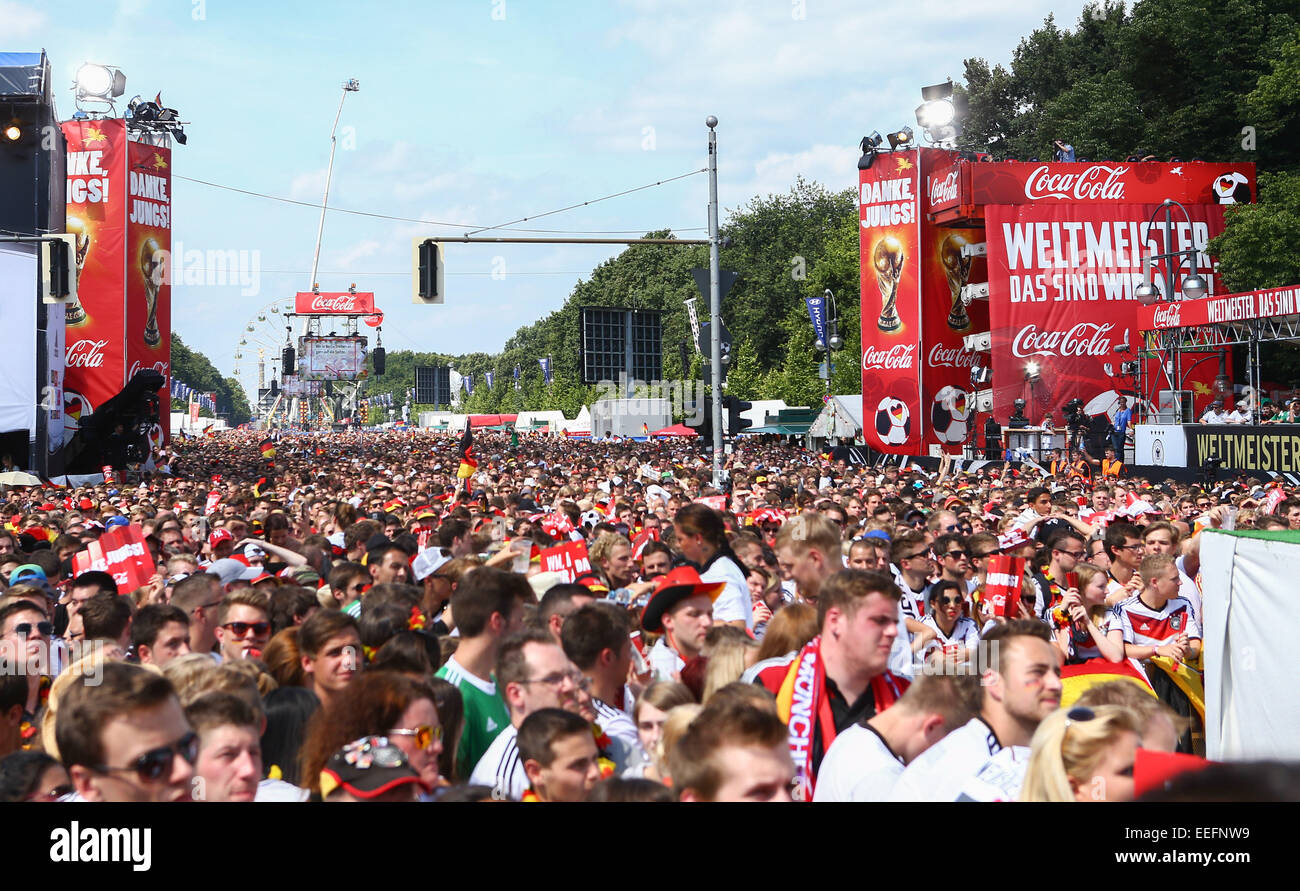 Die Deutschland-Fußball-Nationalmannschaft feiern ihren Sieg am Brandenburger Tor (Brandenburger ...