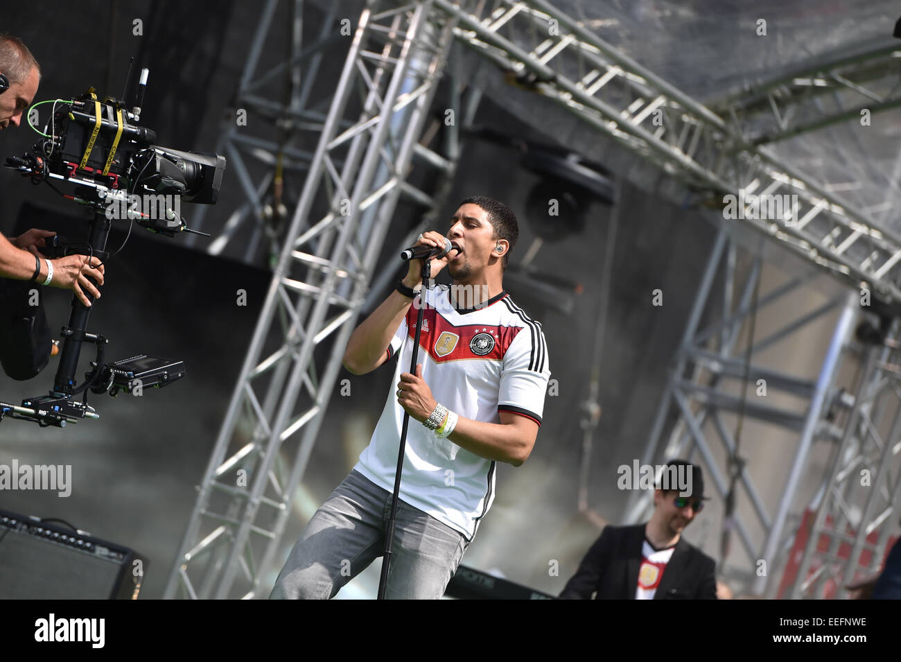 Die Deutschland-Fußball-Nationalmannschaft feiern ihren Sieg am Brandenburger Tor (Brandenburger ...