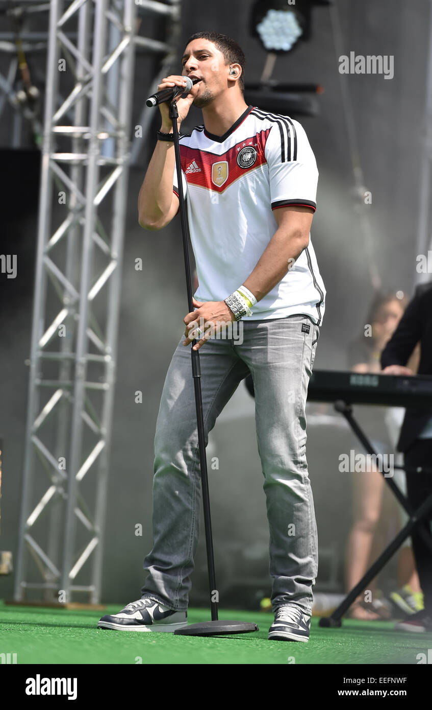 Die Deutschland-Fußball-Nationalmannschaft feiern ihren Sieg am Brandenburger Tor (Brandenburger ...