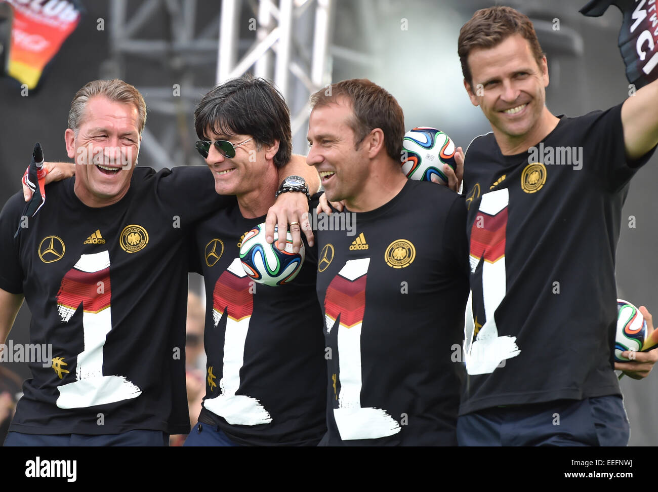 Die Deutschland-Fußball-Nationalmannschaft feiern ihren Sieg am Brandenburger Tor (Brandenburger ...