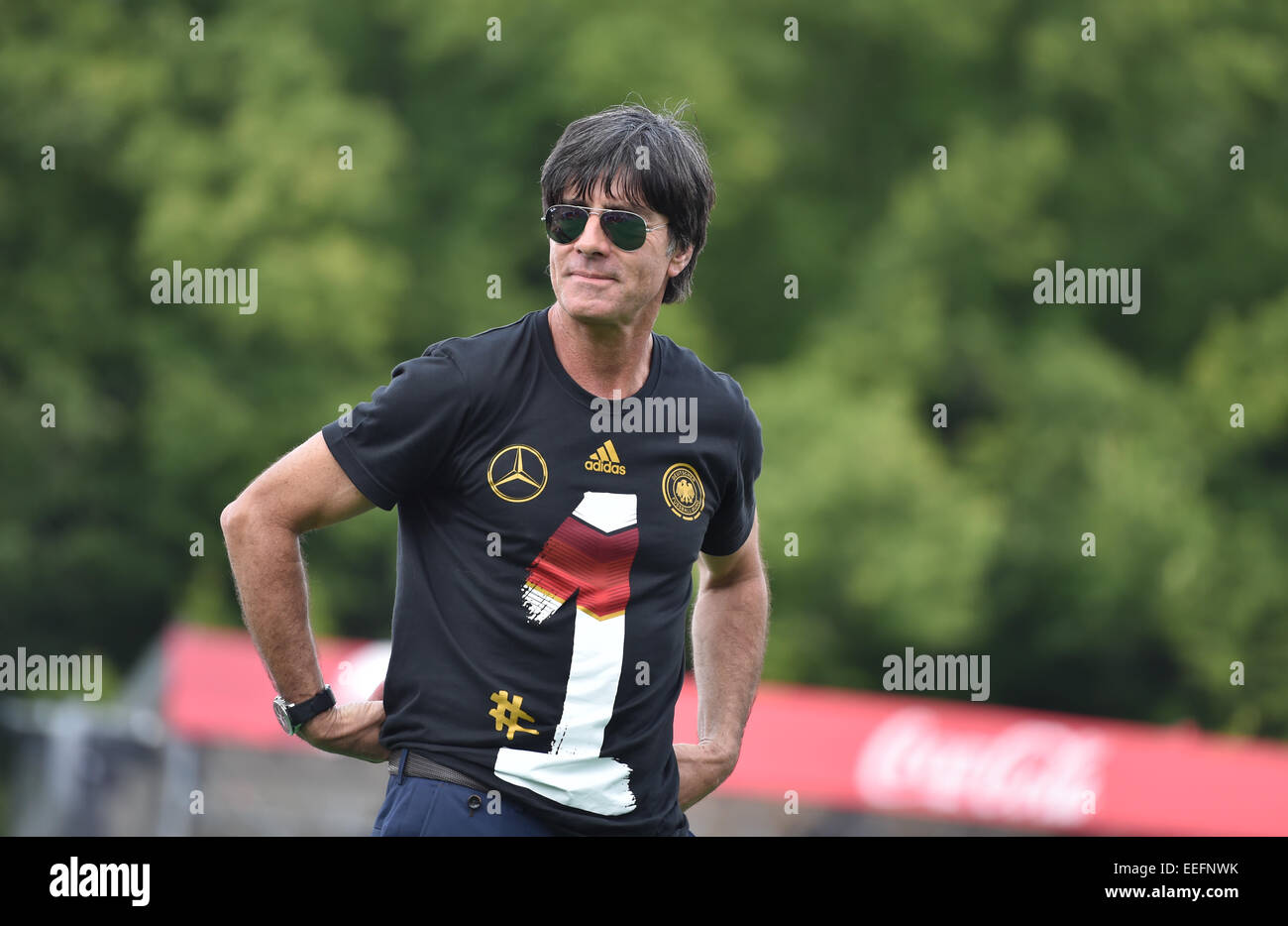 Die Deutschland-Fußball-Nationalmannschaft feiern ihren Sieg am Brandenburger Tor (Brandenburger ...