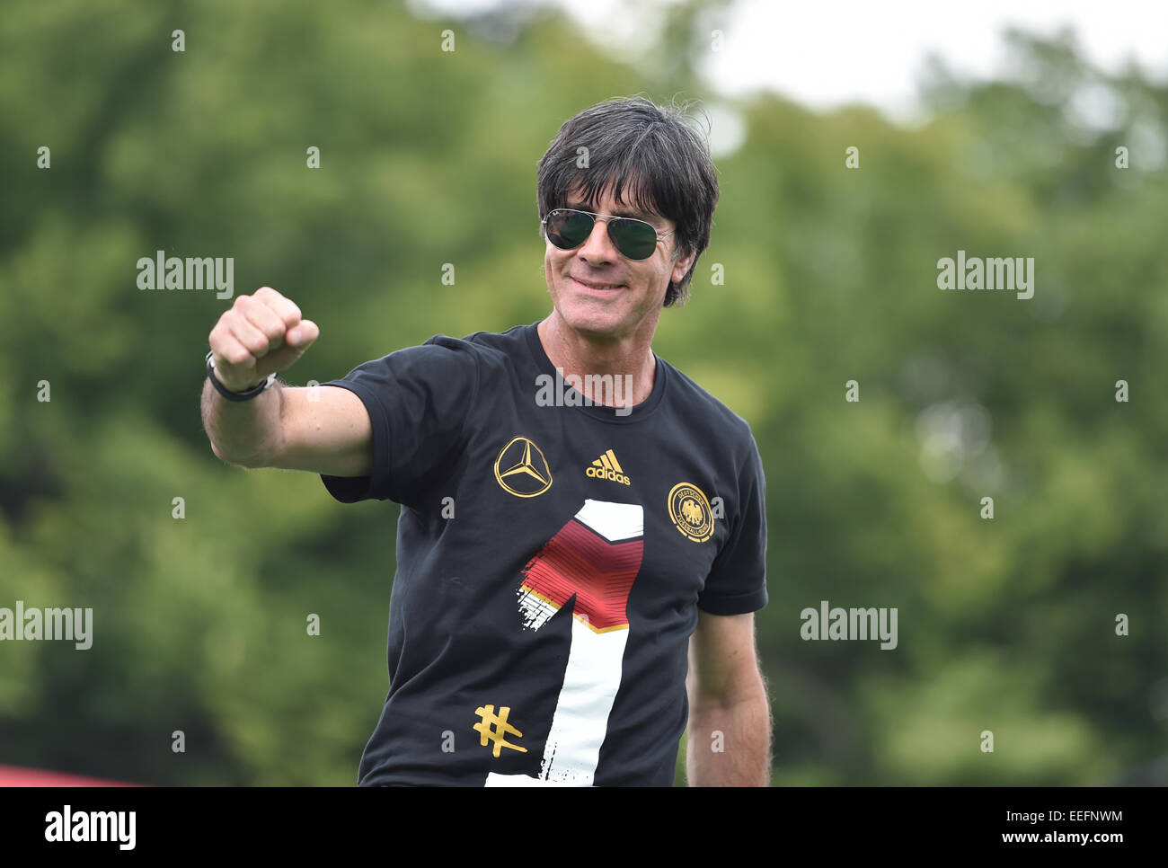 Die Deutschland-Fußball-Nationalmannschaft feiern ihren Sieg am Brandenburger Tor (Brandenburger ...