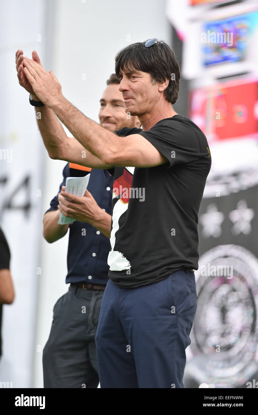 Die Deutschland-Fußball-Nationalmannschaft feiern ihren Sieg am Brandenburger Tor (Brandenburger ...